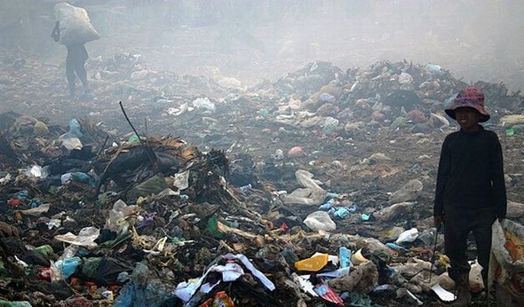 Garbage dump in Phnom Penh: 2000 People Collecting Rubbish to Survive