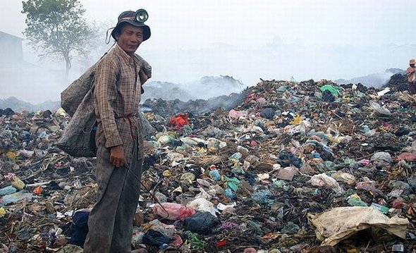 Garbage dump in Phnom Penh: 2000 People Collecting Rubbish to Survive